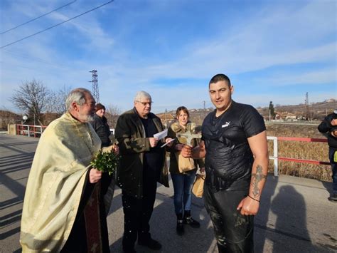 Николай Петров спаси кръста на Богоявление в Мизия снимки