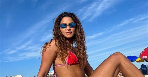 Lucy Alves Compartilha Cliques De Dia Na Praia No Rio De Janeiro
