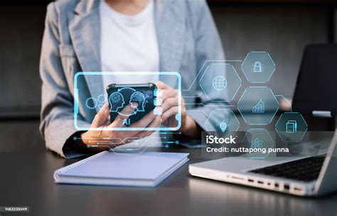 스마트폰 지능 Ai에서 챗봇을 사용하는 남자와 여자 Openai 생성에서 개발한 Ai 인공 지능과 채팅하세요 온라인 시스템의 로봇 사무실에서 Brand Name Online