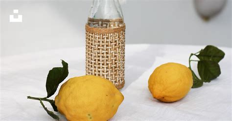 테이블에 레몬 두 개와 유리 병 사진 Unsplash의 무료 포리오 이미지