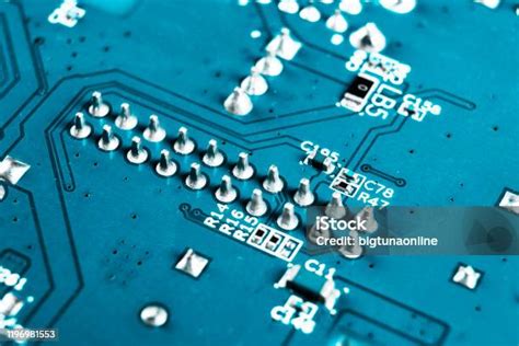 저항마이크로칩 및 전자 부품이 있는 회로 기판의 매크로 샷 컴퓨터 하드웨어 기술 통합 통신 프로세서 정보 공학 반도체 Pcb