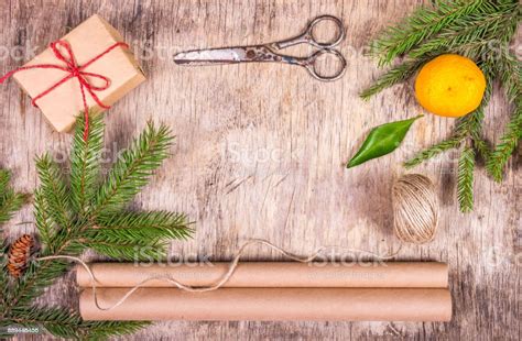 전나무 나무 선물 상자 포장 종이 귤 및 오래 된가 위를 함께 하는 크리스마스 훈장 크리스마스와 선물 포장을 위한 준비입니다 가문비나무에 대한 스톡 사진 및 기타 이미지