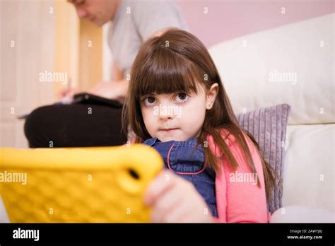 Unschuldiges mädchen Fotos und Bildmaterial in hoher Auflösung Alamy