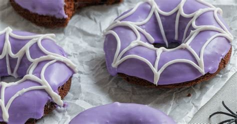 하얀 스프링클을 곁들인 보라색 젖빛 도넛 한 접시 사진 Unsplash의 거미 이미지