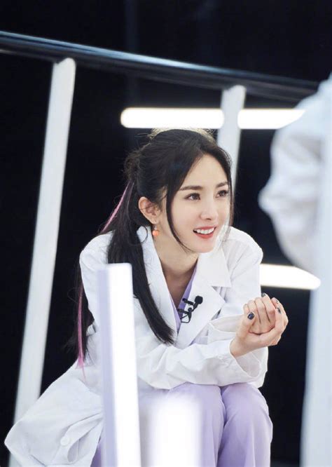 杨幂高马尾搭配挑染粉发 整体造型清纯甜美 搜狐大视野 搜狐新闻