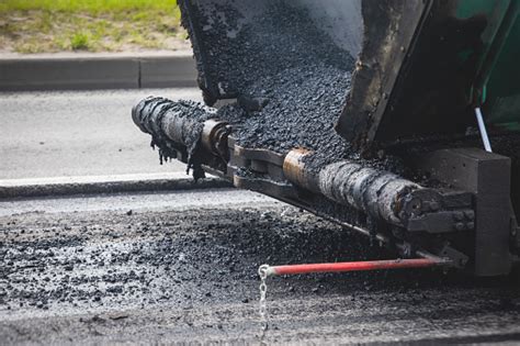 아스팔트 파버 기계와 증기 도로 롤러 도로 건설 및 수리 작업 중 아스팔트 및 포장 의 과정 새로운 도로 건설 현장에서 일하는 노동자 층을 배치 0명에 대한 스톡 사진 및