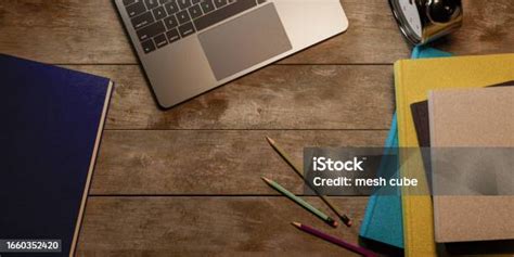 학교 시험 공부 3d 렌더링을 위한 개념의 책 더미가 있는 책상 위의 최고 보기 3차원 형태에 대한 스톡 사진 및 기타 이미지 3차원 형태 개념 고등학교 Istock