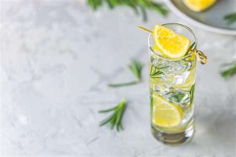 밝은 회색 배경에 유리 잔에 얼음 조각과 레몬 라임 음료를 상쾌하게 로즈마리와 여름 신선한 레몬 소다 칵테일 선택적 초점 0명에 대한 스톡 사진 및 기타 이미지 Istock