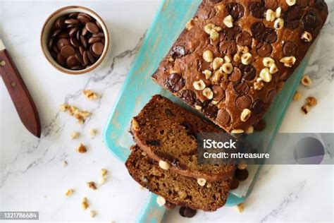 청록색 나무 도마 기름칠 이질 양피지 에 집에서 만든 바나나 빵의 이미지 초콜릿 칩과 칼의 그릇 외에 대리석 효과 배경 높은 전망 바나나 빵에 대한 스톡 사진 및 기타