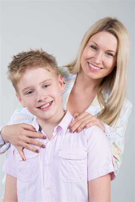 Madre Sonriente Feliz Que Abraza Al Hijo Joven Foto De Archivo Imagen De Aislado Atractivo