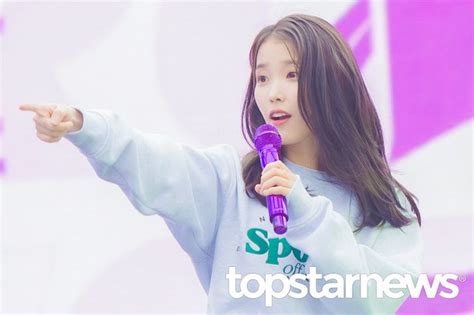 [uhd포토] 아이유 Iu 팬에게 삿대질 하는 연예인…오히려 좋아 뉴발란스 런온 서울 우먼스 네이트 뉴스