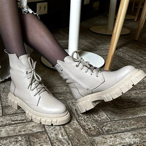 ЖІНОЧЕ • ЧОЛОВІЧЕ • ВЗУТТЯ • СУМКИ • ДОГЛЯД ЗА ВЗУТТЯМ Ти обожнюєш кросівки і готова носити їх