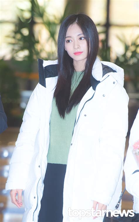 HD포토 트와이스 TWICE 쯔위 수줍은 소녀 공항패션 네이트 연예
