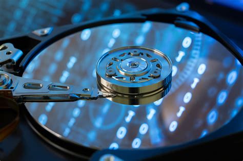 이진 코드 제로 및 디스크가 있는 하드 디스크 Hdd 내부가 표면에 투영됩니다 푸른 색의 모습 열기에 대한 스톡 사진 및 기타 이미지 Istock