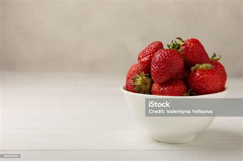 하얀 나무 테이블에 신선하고 잘 익은 육즙이 많은 딸기 딸기와 여름 배경 구성입니다 과일 개념입니다 비타민에코 열매 복사 공간