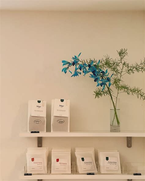 드메르커피로스터스 오늘도 드메르를 찾아주신 많은 분들께 감사드립니다 날씨가 많이 추워졌습니다 건강유의 하시길 바라며 내일 또 맛있는 커피와 디저트 준비 하겠습니다