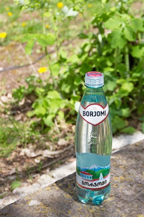 Borjomi Georgia : Botella De Agua Mineral Georgiana Famosa Borjomi En ...