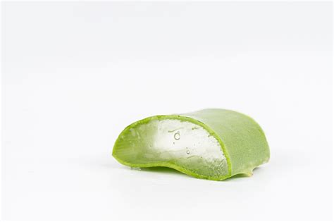 신선한 알로에 베라 잎과 조각은 건강 및 미용 제품을 위해 흰색 배경에 대해 분리됩니다 건강관리와 의술에 대한 스톡 사진 및 기타 이미지 건강관리와 의술 건강한 생활