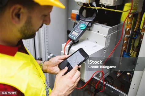 전기 엔지니어 작업 테스터 측정 전압 과 전기 전선의 전류 선택 캐비닛 제어 35 39세에 대한 스톡 사진 및 기타 이미지 35 39세 건설 산업 고압 변압기