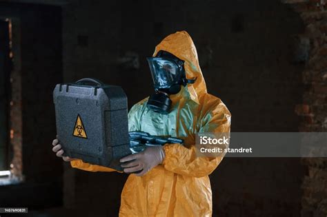 겁에 질린 과학자는 방사성 물질을 가지고 있습니다 종말 이후의 건물 폐허에서 화학 보호복을 입은 남자 20 24세에 대한 스톡 사진 및 기타 이미지 Istock