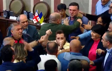 საკრებულოს სხდომაზე ხმაური და დაპირისპირება იყო