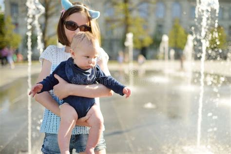 Irm Mais Velha E Bonita Admirando Seu Irm O Rec M Nascido Ador Vel Adolescente Segurando Seu