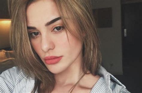 5 Gaya Seksi Nora Alexandra, Wanita yang Dekat dengan Jerinx SID