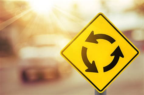 화려한 보케 빛 추상적 인 배경흐림 교통 도로에 원형 교차로 경고 표지판 교통 및 여행 개념의 공간을 복사합니다 복고풍 톤 필터 색상 스타일입니다 도로 표지판에 대한 스톡