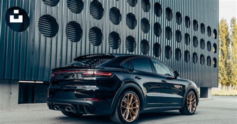 검은색 포르쉐 카이엔이 건물 앞에 주차되어 있다 사진 Unsplash의 무료 자동차 이미지