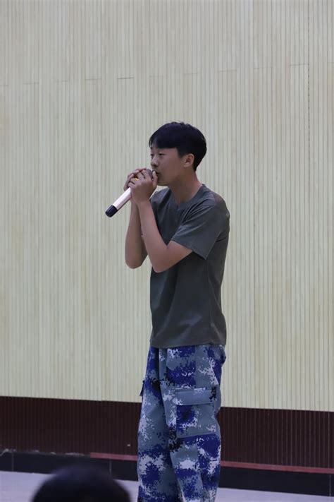 “迷彩绘青春 青年当自强” 北京市经济管理学校举办2022级新生军训结营晚会 北京市经济管理学校