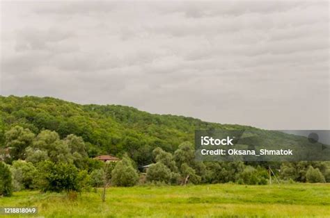 교외 와 마을 큰 산과 녹색 숲 나무와 잔디에 그들의 그림자 어두운 파란색과 회색 하늘과 구름여름날 필드 신선한 공기 0명에 대한 스톡 사진 및 기타 이미지 Istock