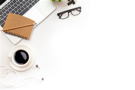 빈 노트북 컴퓨터 키보드 및 기타 사무용품이있는 흰색 사무실 책상 테이블 복사 공간이있는 상단보기 평평한 평신도 0명에 대한 스톡 사진 및 기타 이미지 Istock