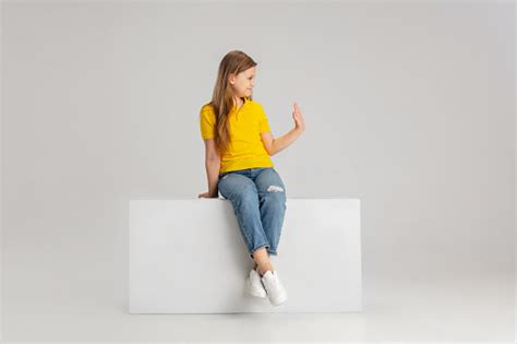 행복한 아이 흰색 스튜디오 배경에 고립 된 소녀 행복하고 쾌활하며 성실한 것처럼 보입니다 복사 공간을 참조하십시오 어린 시절 교육 감정 개념 8 9 살에 대한 스톡 사진 및