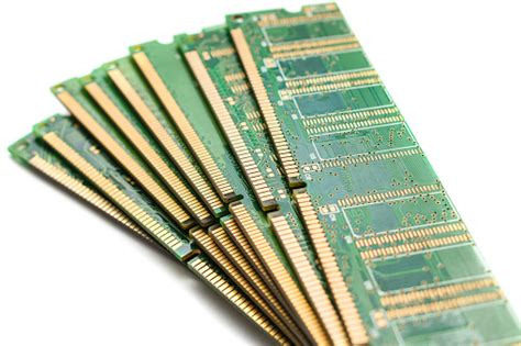 많은 메모리 모듈이 흰색 배경에서 격리됩니다 많은 랜덤 액세스 메모리가 클로즈업되어 있습니다 Ddr과 스드람 메인 스토리지는 서로다 컴퓨터 기술 개념 0명에 대한 스톡 사진