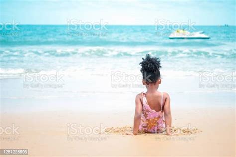 귀여운 아이 설정 과 데 재미 에 모래 여름 해변 와 푸른 바다 열대 해변에서 재생 행복 한 어린 소녀 바다에 대한 스톡 사진 및 기타 이미지 Istock