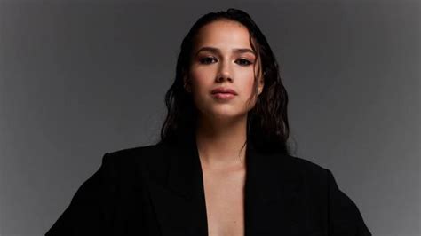 Алина Загитова снялась в пиджаке на голое тело фото