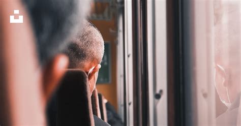 기차에 앉아 창밖을 내다보는 남자 사진 Unsplash의 무료 삿포로 이미지