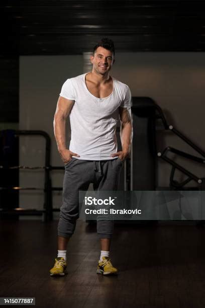 흰색 T셔츠에 근육 남자의 초상화 25 29세에 대한 스톡 사진 및 기타 이미지 25 29세 T 셔츠 갈색 머리 Istock