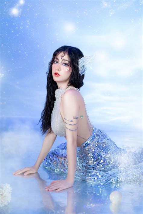 가려진 거미집 고요함 공상 그림자 극적인 조명 기발한 나비 나타내는 낭만적인 대기의 매혹적인 모델 몽환 미묘한 미스터리 반사된 상상력 섬세한