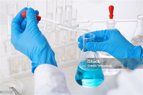 실험실 비 커와 애 널 리스트의 손에 플라스틱 장갑 가진 테스트 튜브 Stem 주제에 대한 스톡 사진 및 기타 이미지 Stem 주제 가득 찬 건강관리와 의술 Istock