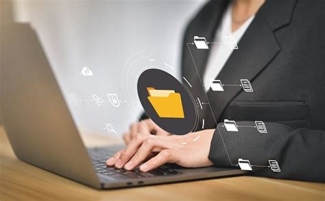 노트북에 타이핑하는 사람의 클로즈업 인터넷에 대한 스톡 사진 및 기타 이미지 Istock