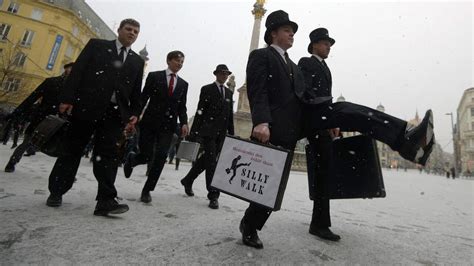 Silly Walk Uit Monty Python Is Volgens Onderzoekers Heel Goed Voor Je Fitheid Wetenschap Nunl