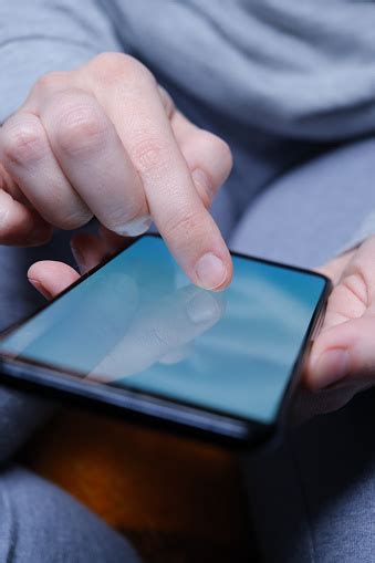 인식 할 수없는 성숙한 여자는 소파에 앉아 스마트 폰과 상호 작용 Brand Name Smart Phone에 대한 스톡 사진 및 기타 이미지 Brand Name