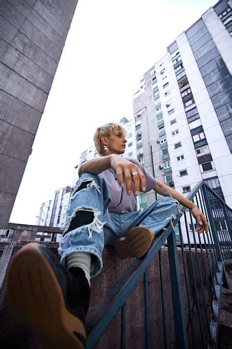 십대 소년이 건물로 둘러싸인 도시 외곽에 앉아 있습니다 Z세대에 대한 스톡 사진 및 기타 이미지 Z세대 개성 개념 거리 Istock