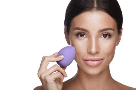 뷰티 메이크업입니다 스폰지와 재단을 적용 하는 아름 다운 여자 메이크업 화장품에 대한 스톡 사진 및 기타 이미지 메이크업 화장품 목욕 스폰지 블렌더 Istock