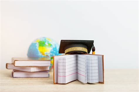 글로벌 비즈니스 유학 의 개념 해외 교육 책에 졸업 모자 나무 흰색 배경에 글로벌 모델 국제 졸업 축하 Educ에서 졸업장의 성공 학교로 돌아가기 졸업식에 대한 스톡 사진