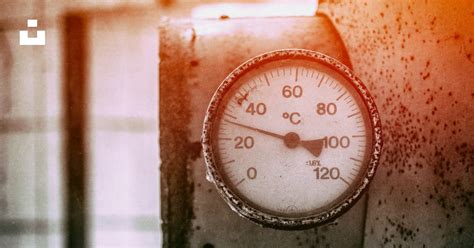 주황색과 흰색 아날로그 게이지 사진 Unsplash의 무료 히터 이미지