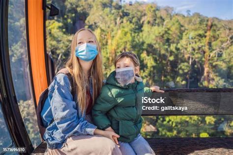 Ibu Dan Anak Adalah Pelancong Yang Mengenakan Masker Medis Karena ...