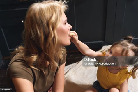 어린 어머니와 함께 쿠키를 먹고 장난을 치는 유치원 딸 딸은 엄마를 대접합니다 부엌에서 가족 시간 2 3 살에 대한 스톡 사진 및 기타 이미지 Istock