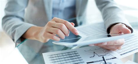 操作平板电脑的人物背景图片素材免费下载 熊猫办公